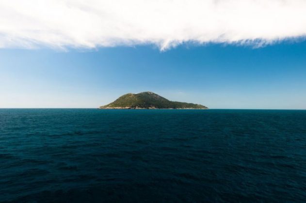 Media britanike jehonë bukurive të Shqipërisë: Sazani, ishulli i ...