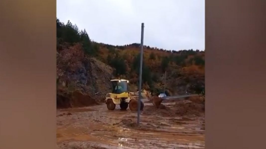 MOTI I KEQ/ Shembje masive gurësh dhe dherash në aksin Pukë - Fushë ...