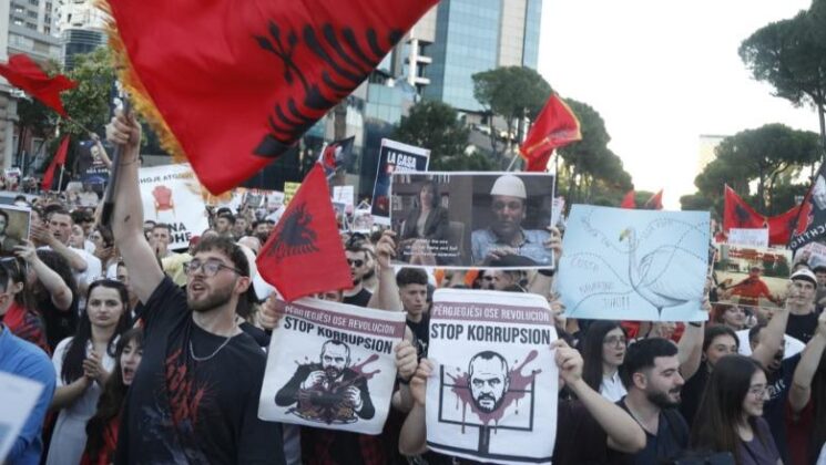 Çfarë partie po del nga protestat në Bulevard?! | www.lexo.al